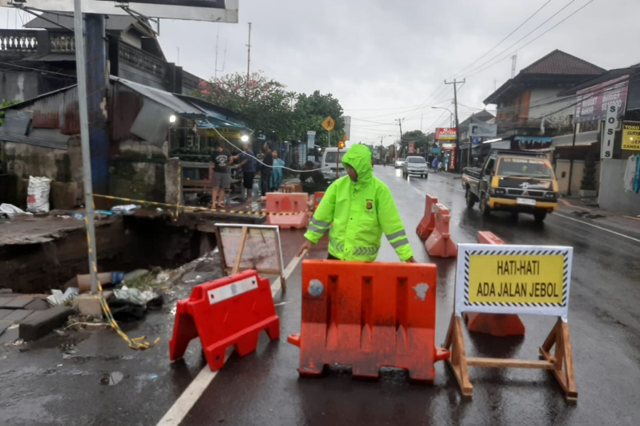 Trotoar Jebol! Buka-Tutup Diterapkan Dekat Pasar Bajera Tabanan ...