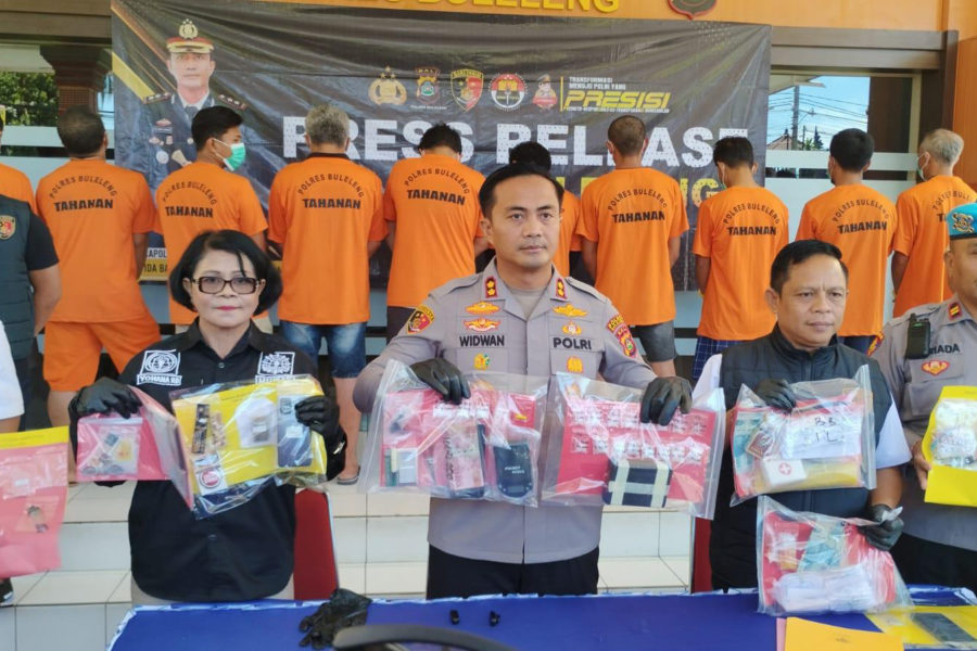 "Apotek Sabu" di Desa Sidatapa Kembali Digerebek, 43 Paket Sabu Diamankan | BALIPOST.com