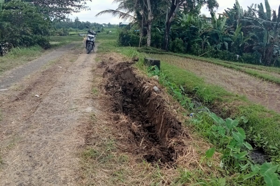 Jalur Alternatif Jalan Jebol di Bajera Macet, Kendaraan Saling Serobot ...