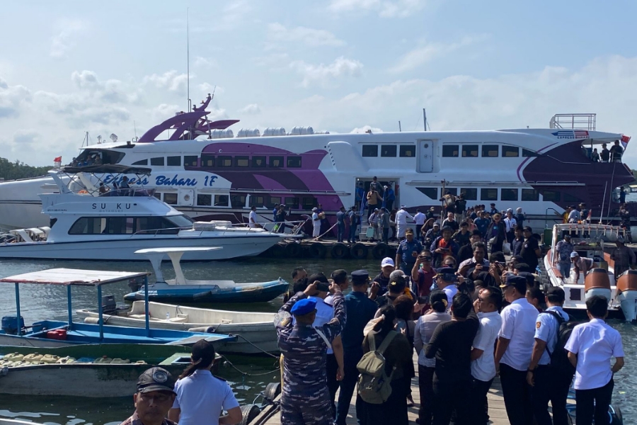 Perdana Kapal Cepat Banyuwangi-Denpasar Sandar di Pelabuhan Serangan ...