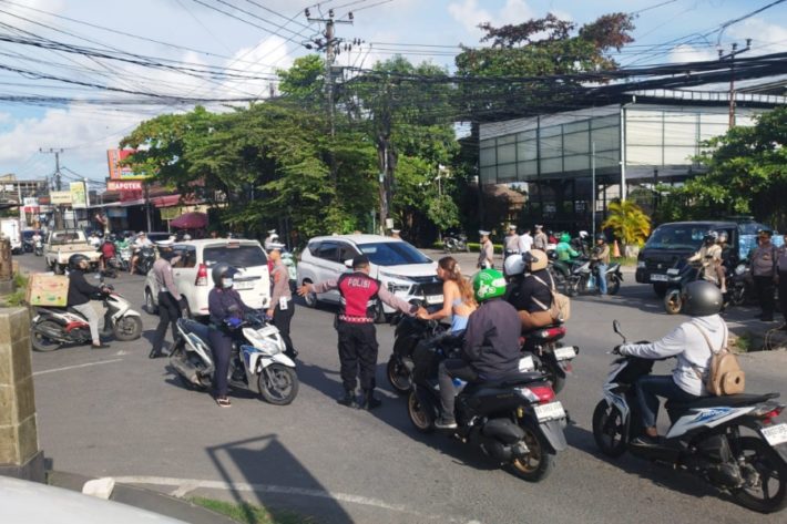 Puluhan WNA Terjaring Langgar Lalin di Pererenan | BALIPOST.com