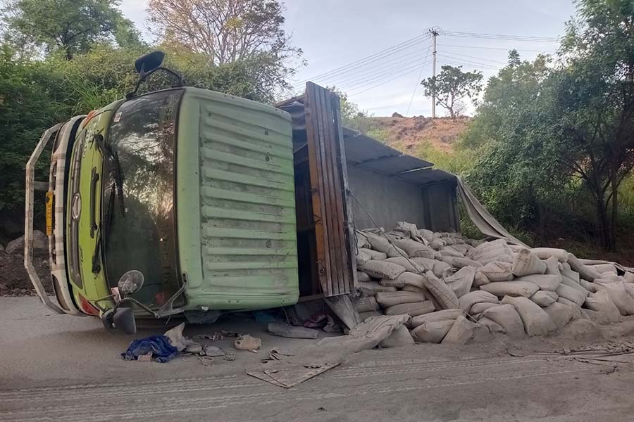 Tak Kuat Nanjak, Truk Pengangkut Semen Terguling di Tulamben | BALIPOST.com