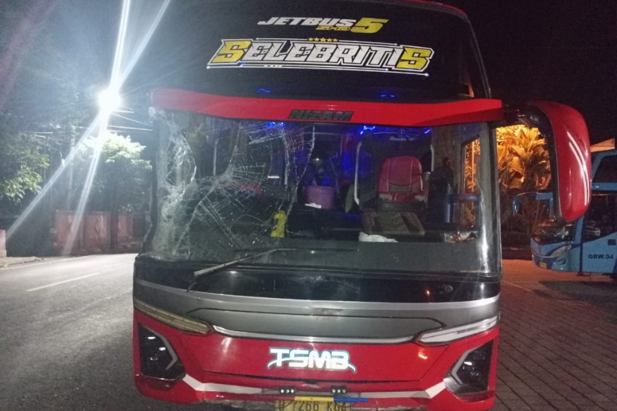 Truk Mogok Dihantam Bus Pariwisata, Sopir Tewas di Tempat | BALIPOST.com