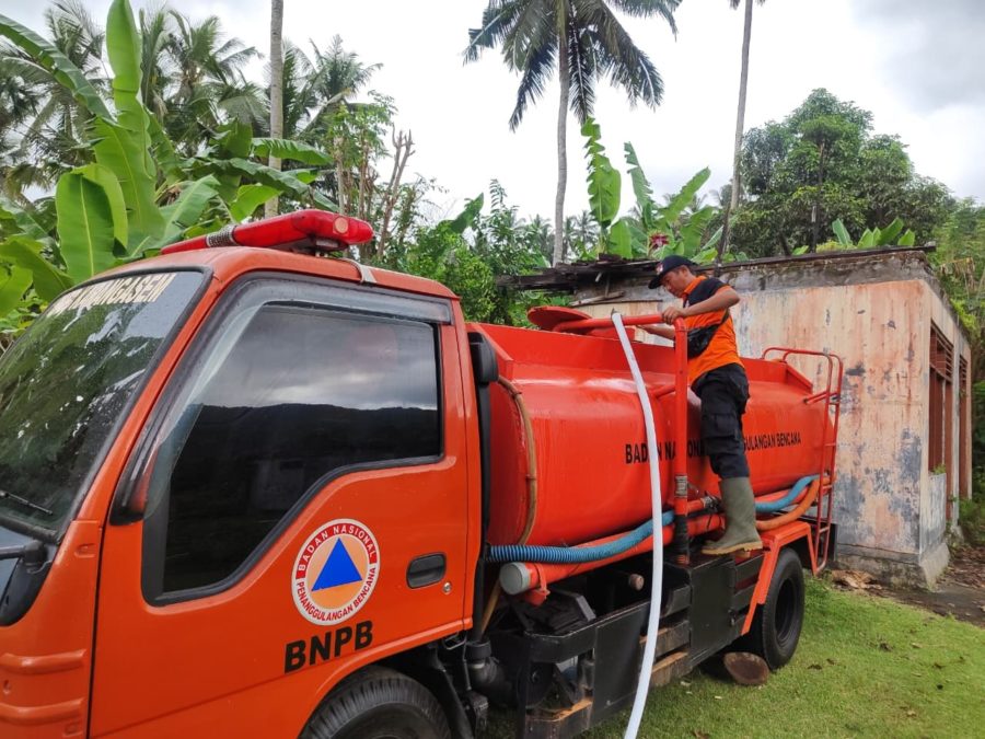 BPBD Karangasem Salurkan Air Bersih ke Warga Terdampak Banjir di Tengading Antiga | BALIPOST.com