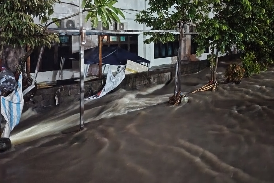 Diguyur Hujan Sehari, Sejumlah Wilayah di Badung Kebanjiran | BALIPOST.com