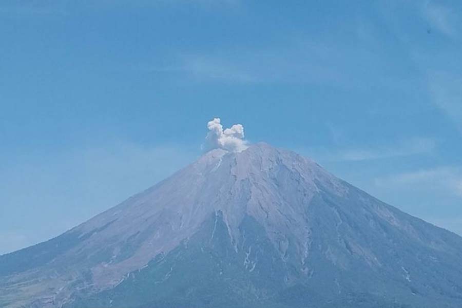 Gunung Semeru Kembali Erupsi, Tinggi Letusan Capai 1,2 Kilometer ...