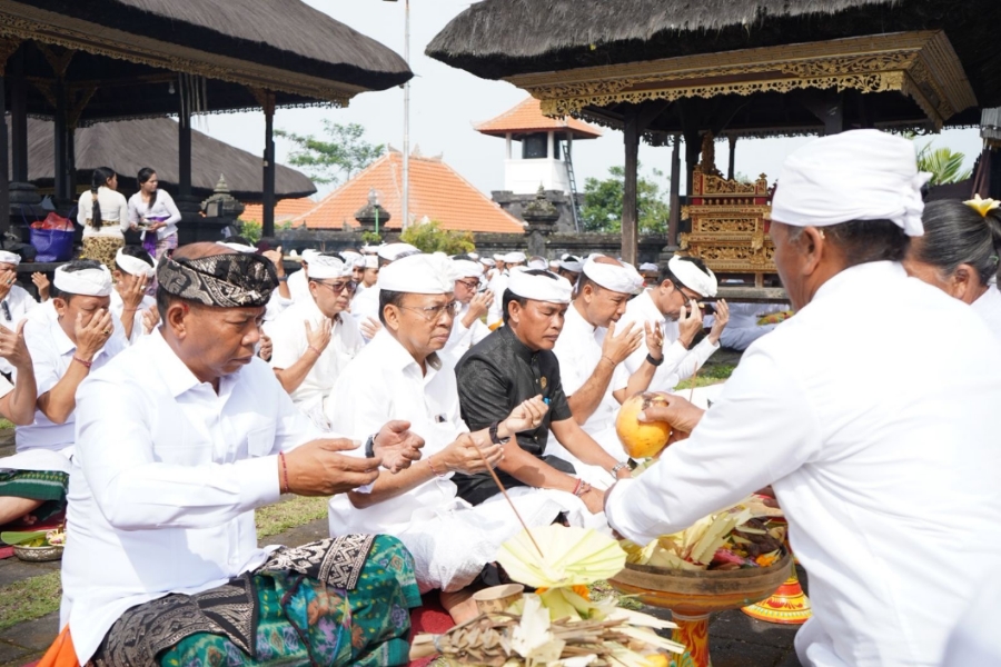 Perayaan Tumpek Wariga di Pura Pengubengan Besakih, Gubernur Koster ...