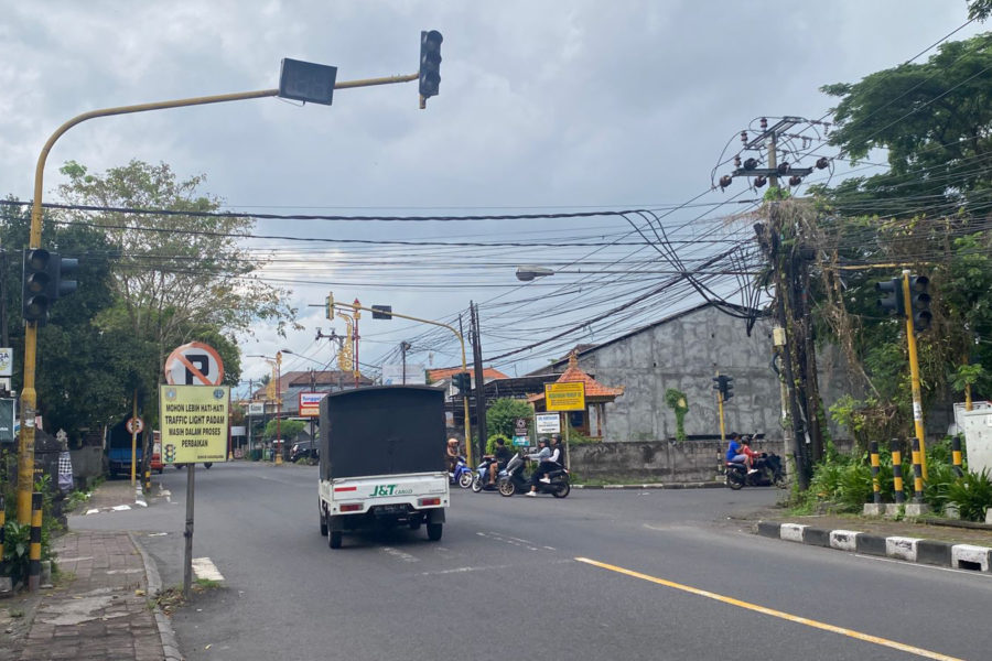 Traffic Light Simpang Empat Jalan Untung Surapati Mati Sepekan Lebih ...