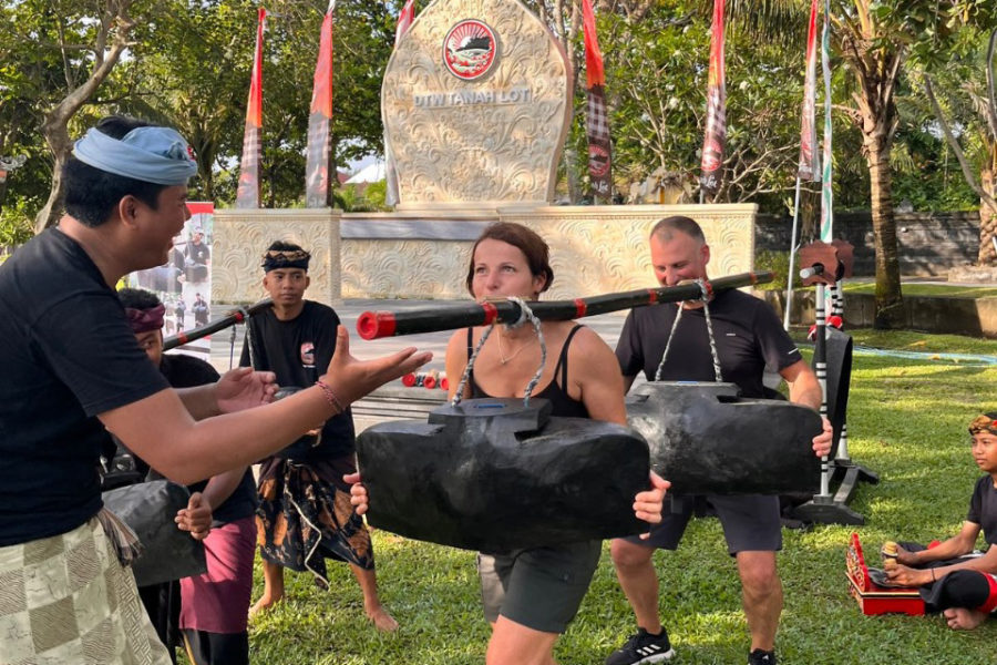 Wisatawan Diajak Latihan Okokan dan Tektekan di Tanah Lot | BALIPOST.com