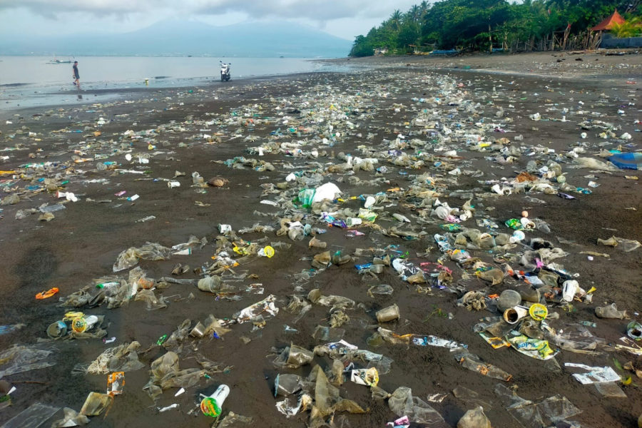 Pesisir Melaya Dipenuhi Sampah Kiriman, Warga Keluhkan Kondisi Pantai ...