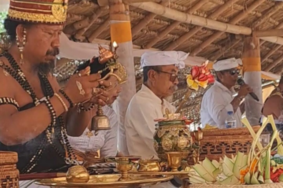 Raja Klungkung Ida Dalem Semara Putra 'Ngupasaksi' Ngusaba Dewa di Pura ...