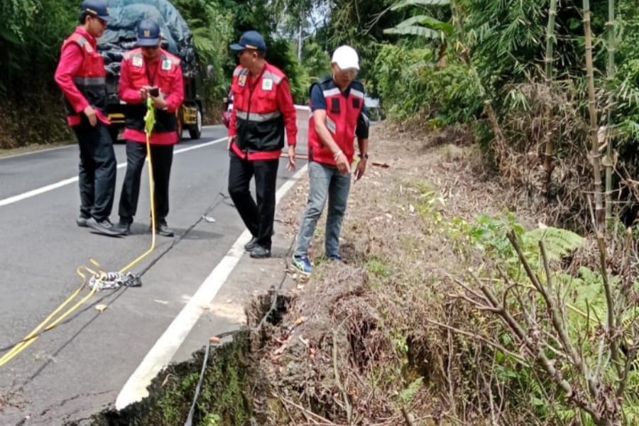 Sejumlah Ruas Jalan di Tabanan Rusak Usai Hujan Deras | BALIPOST.com