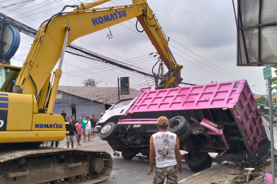 Truk Gagal Nanjak, Terguling Timpa Pengantar Gas hingga Meninggal | BALIPOST.com
