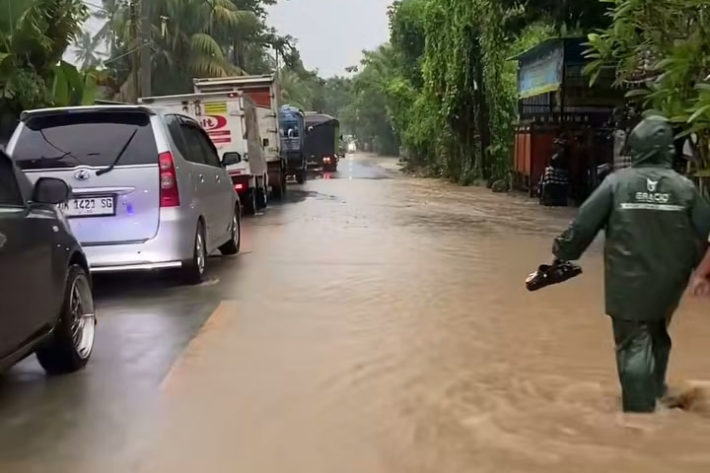 Direndam Banjir, Jalur Amlapura-Denpasar Macet | BALIPOST.com