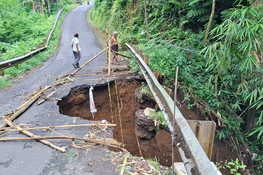 Jebol, Jalan Penatahan-Juwuk Bali Ditutup | BALIPOST.com