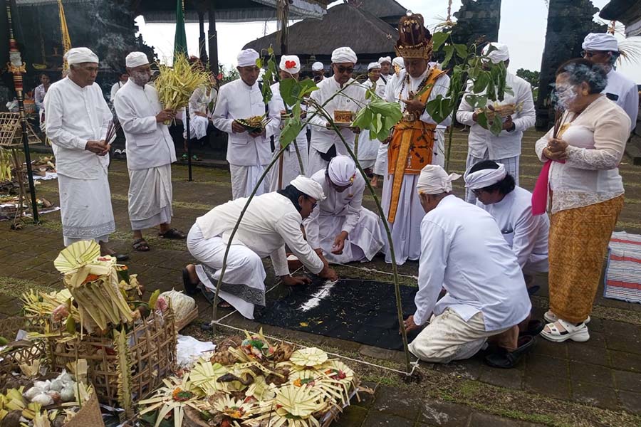 Upacara Yasa Kerti Bumi Sudha di Pura Pengubengan Besakih Dipuput Dua ...