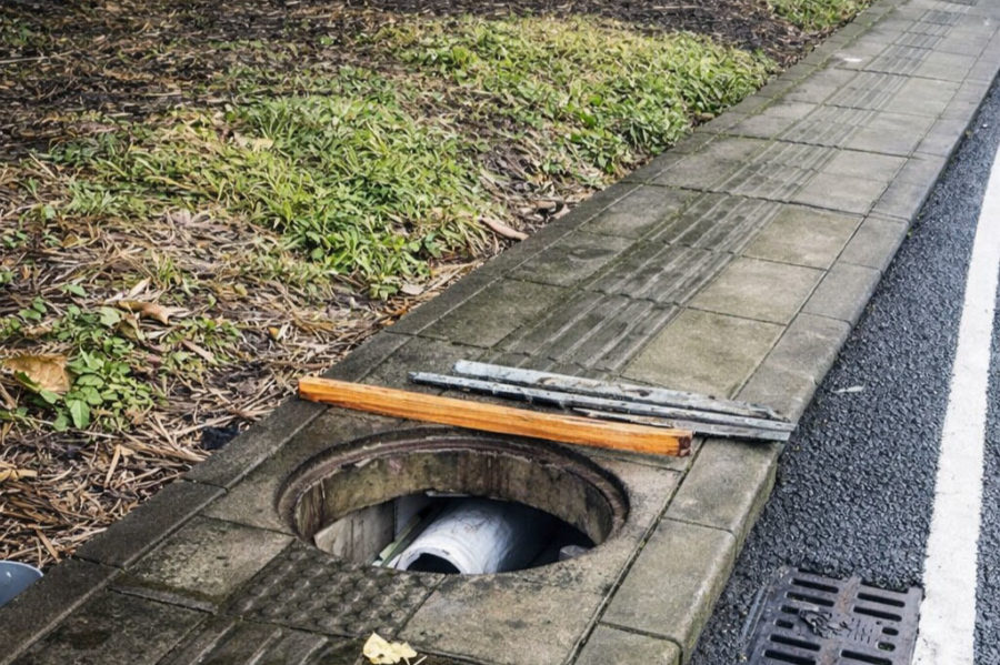 Belasan Manhole Hilang Di Jalan Raya Sading, Mengancam Keselamatan ...