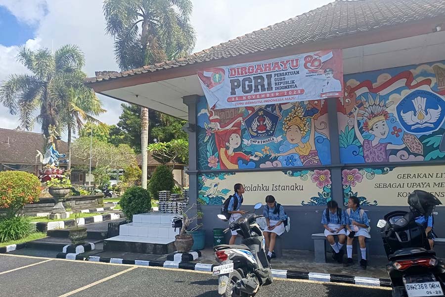 Diawali Salah Satunya Pingsan, Belasan Siswi SMPN 2 Marga Kerauhan ...