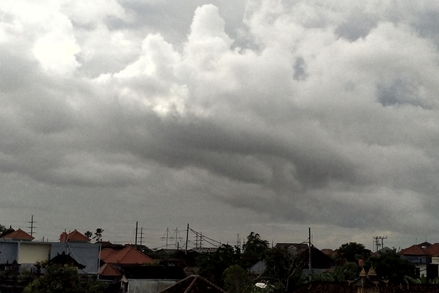 Pertumbuhan Awan Cumulonimbus Meningkat, Hujan Ringan-Lebat Berpotensi ...