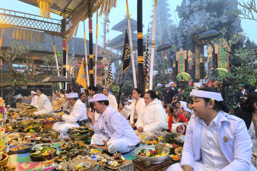 Diguyur Hujan Deras, Umat Tetap Khusyuk Ikuti Puncak Pujawali di Pura ...