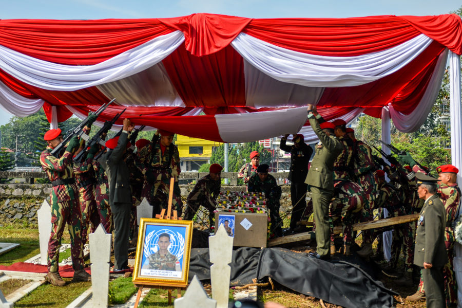 Pemakaman Mayor Infanteri Zulmi Aditya Iskandar Dipimpin Panglima TNI ...