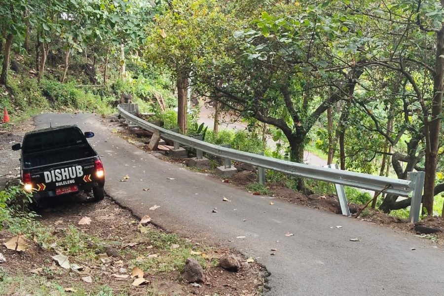 Tekan Risiko Kecelakaan, Dishub Buleleng Pasang Guard Rail Di Tiga ...