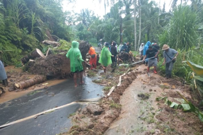Tebing Setinggi 7 Meter Ambrol, Akses Jalan Tegallalang-Kedisan ...
