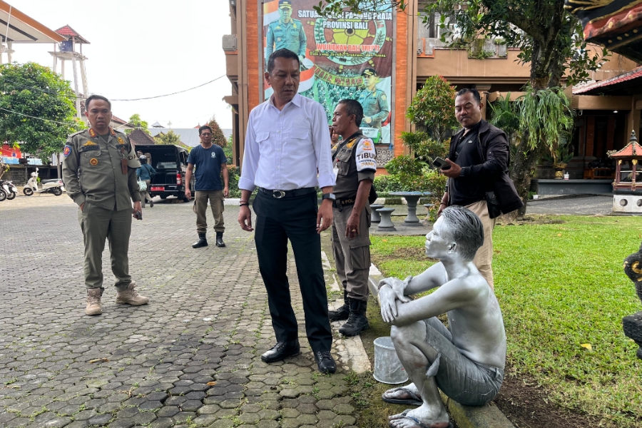 Beraksi di Lampu Merah Ubung, Seorang 'Manusia Silver' Diamankan ...