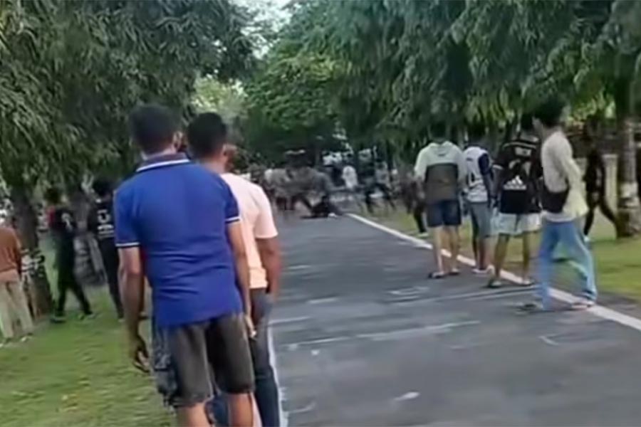 Keributan Di Lapangan Renon Viral, Sekelompok Pemuda Saling Kejar Dan ...