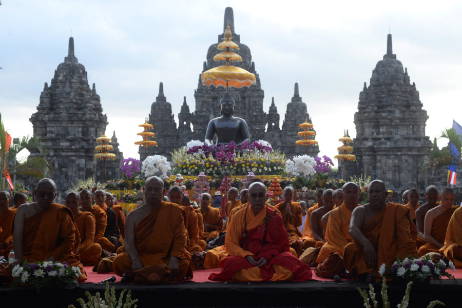Ribuan Umat Buddha Ikuti Peringatan Waisak 2570 BE di Candi Borobudur ...