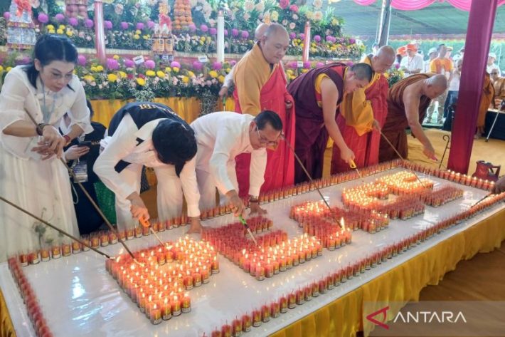 Umat Buddha Nyalakan Pelita Perdamaian Rangkaian Waisak 2570 BE ...