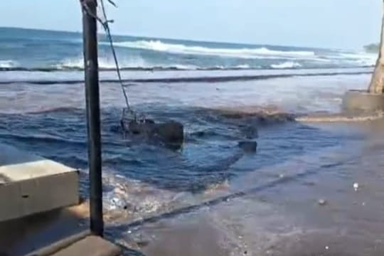 Ombak Besar dan Arus Kuat, Aktivitas Mandi di Pantai Lebih Ditutup ...