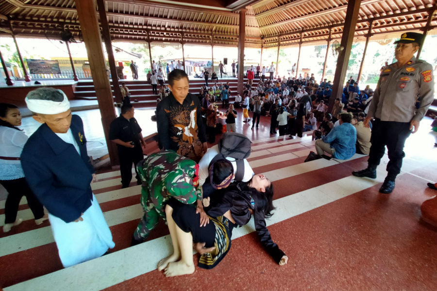 Di Tengah Audiensi FOR HATI Bali dengan Pansus TRAP, Sejumlah Peserta ...