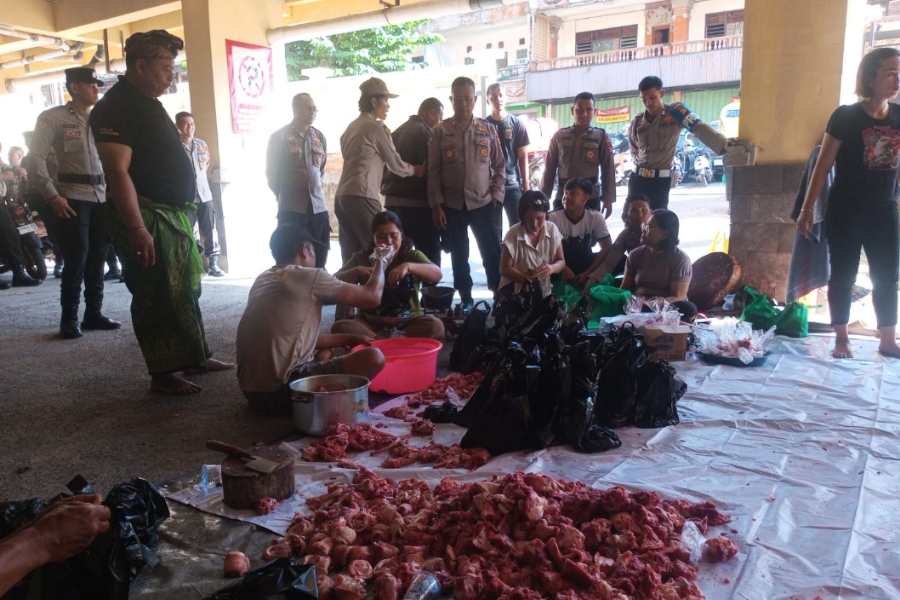 Hari Raya Galungan Dan Kuningan, Polres Karangasem Potong Empat Ekor ...