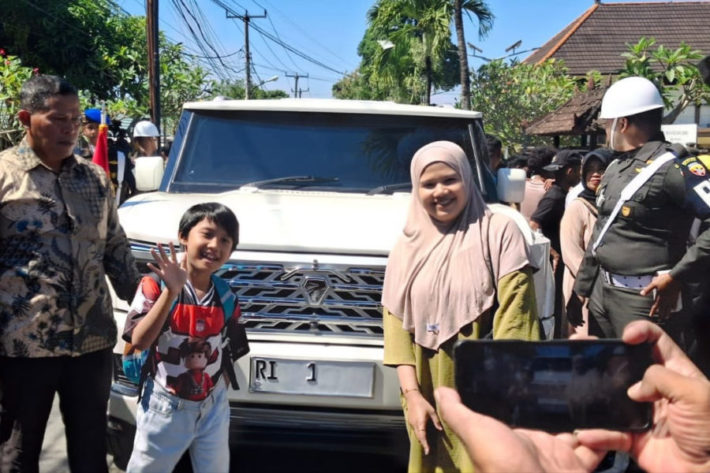 Mobil RI 1 Maung Garuda Jadi Magnet Warga, Ibu-ibu Antusias Tunggu ...