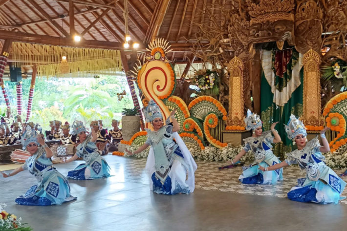 Tari Maskot Ulun Danu Beratan dan Parade Gebogan Pukau Pengunjung ...