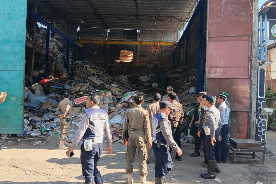 Trotoar Dan Badan Jalan Dipakai Berjualan, PKL Jalan Merak Diberi ...