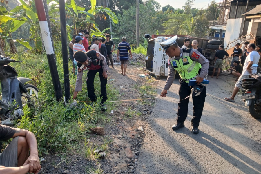Truk Bermuatan Batu Mundur Di Tanjakan Bebetin, Lindas Pemotor Hingga ...