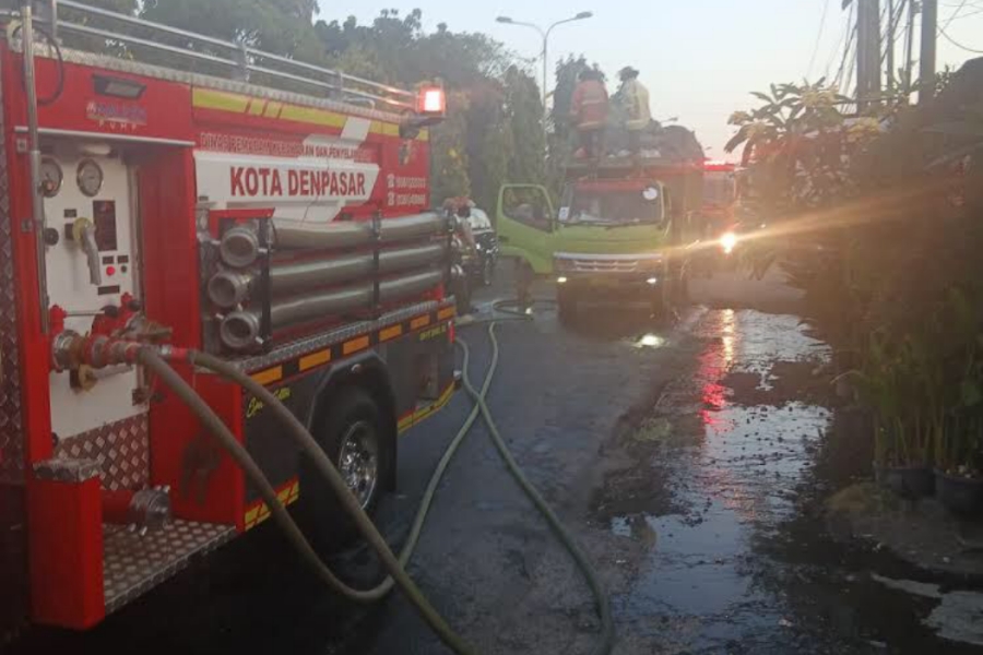 Truk Pengangkut Sampah Terbakar Di Kesiman 1 | BALIPOST.com